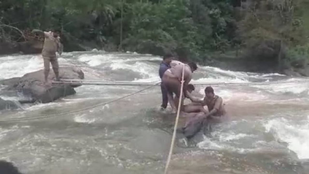 ഡാം സൈറ്റിൽ നിന്ന് ചിന്നാർ പുഴയിൽ വീണ തൊഴിലാളിയെ സാഹസികമായി ...
