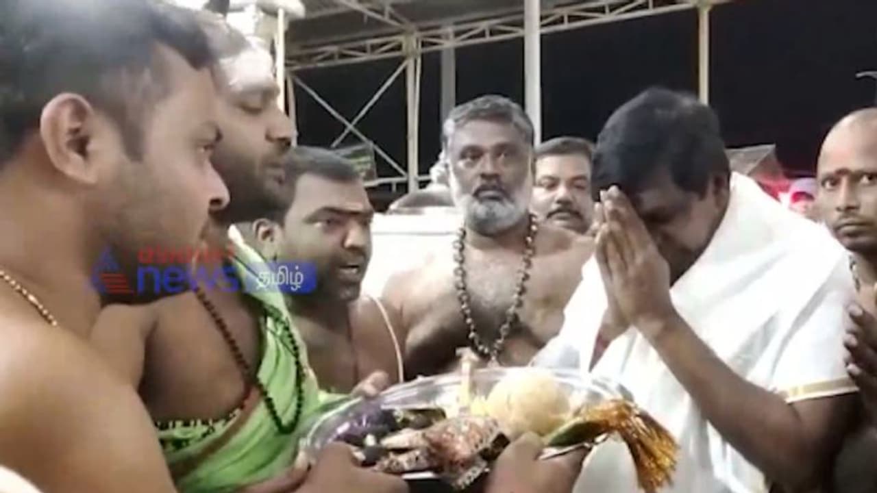 vadivelu : திருச்செந்தூர் கோவிலில் சுவாமி தரிசனம் செய்தார் வடிவேலு... போண்டா மணிக்கு செய்ய உள்ள ...