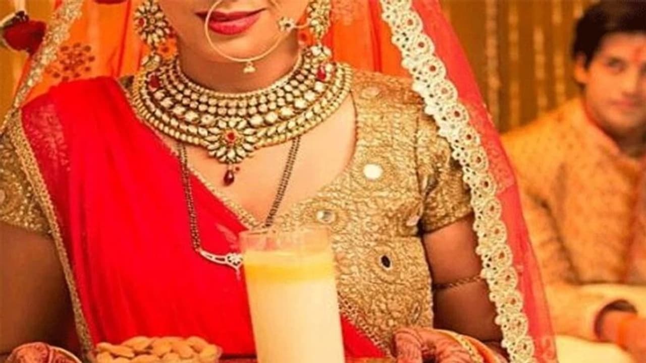 सुहागरात पर क्यों दूल्हा-दुल्हन को पिलाया जाता है केसर वाला दूध, जानें ...