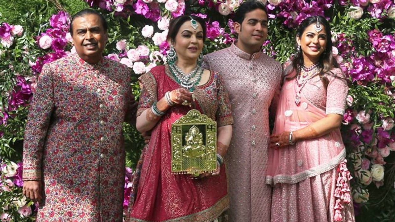 Mukesh Ambani-Nita Ambani ಮಕ್ಕಳಿಗೆ ಇಶಾ ಮತ್ತು ಆಕಾಶ್ ಎಂದು ಹೆಸರಿಟ್ಟಿರುವುದರ ...