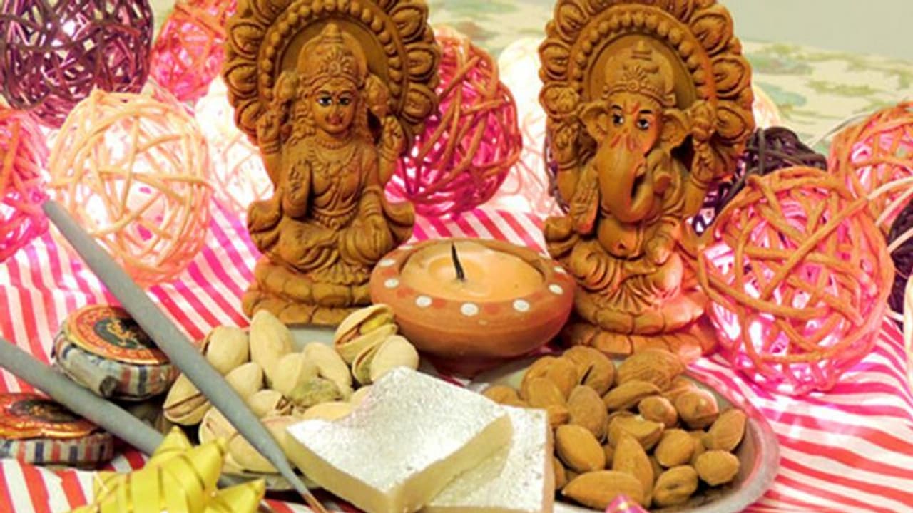 दिवाली पर देश के इन राज्यों में अलग मान्यताएं, तस्वीरों में देखिए कहां ...