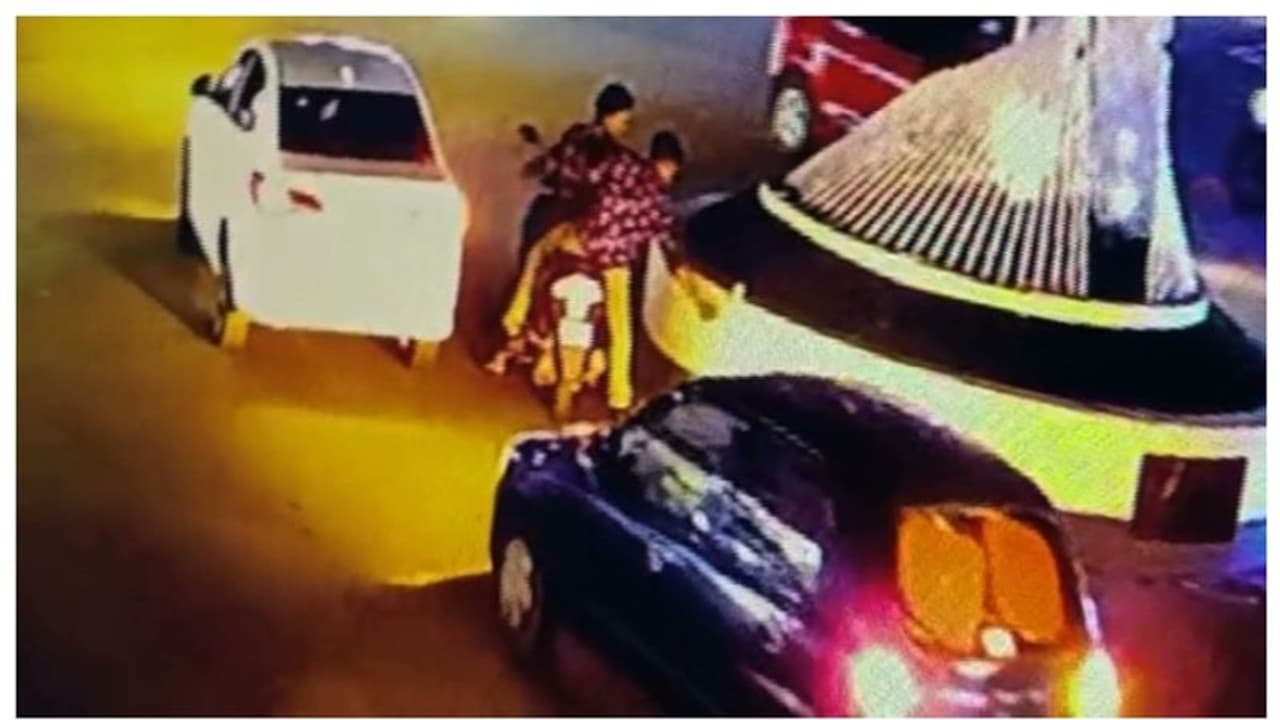 മലപ്പുറം എടപ്പാൾ ടൗണിലെ പൊട്ടിത്തെറി; പടക്കത്തിന് തീകൊടുത്തത് ...