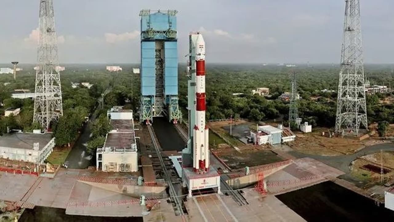 PSLV Launch: pslv-c54 ராக்கெட் நாளை விண்ணில் பாய்கிறது! 8 நானோ ...