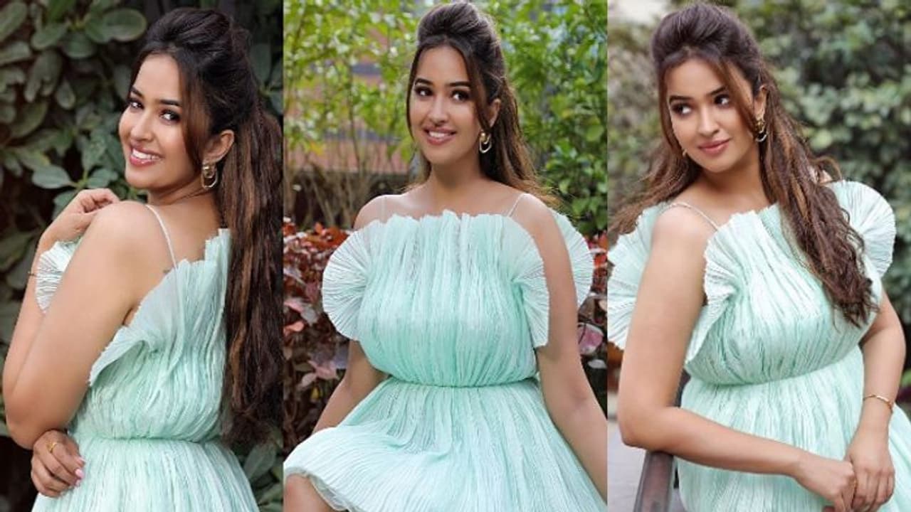 స్లీవ్ లెస్ గౌన్ లో మతిపోగొడుతున్న తెలుగు అందం.. అన్నీ యాంగిల్లో పూజితా ...