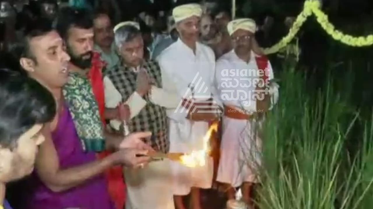 ಕೊಡಗಿನಾದ್ಯಂದ ಹುತ್ತರಿ ಹಬ್ಬ: ಧಾನ್ಯಲಕ್ಷ್ಮಿಯ ಮನೆ ತುಂಬಿಕೊಂಡ ಜನರು | Kodava ...