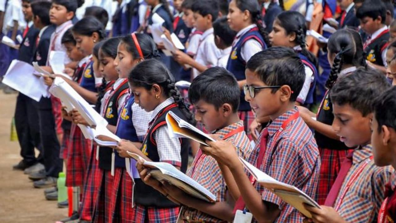 ಕೇರಳದ ಶಾಲೆಗಳಲ್ಲಿ ಇನ್ಮುಂದೆ, 'ಸರ್‌..', 'ಮೇಡಮ್‌', 'ಮಿಸ್‌.' ಎನ್ನುವಂತಿಲ್ಲ ...