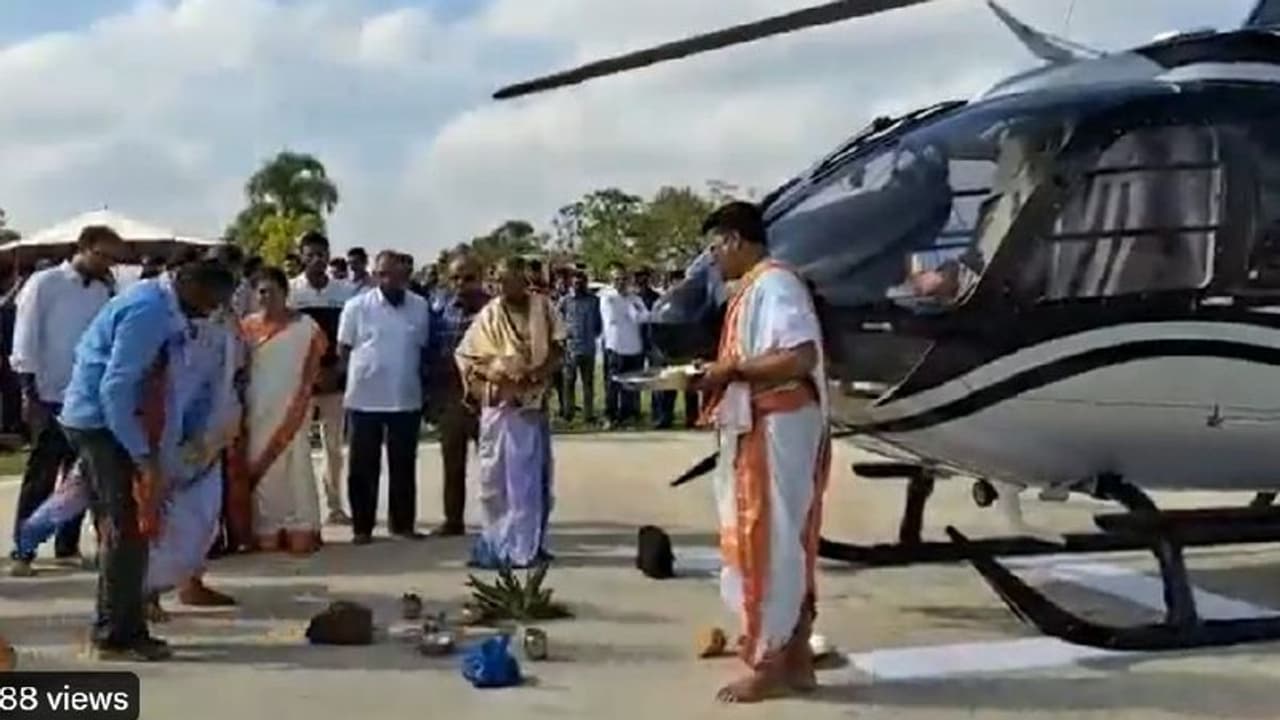 ವಾಹನ ಪೂಜೆಗಾಗಿ ಹೆಲಿಕಾಪ್ಟರನ್ನೇ ದೇಗುಲಕ್ಕೆ ತಂದ ಹೈದರಾಬಾದ್‌ ಉದ್ಯಮಿ ...