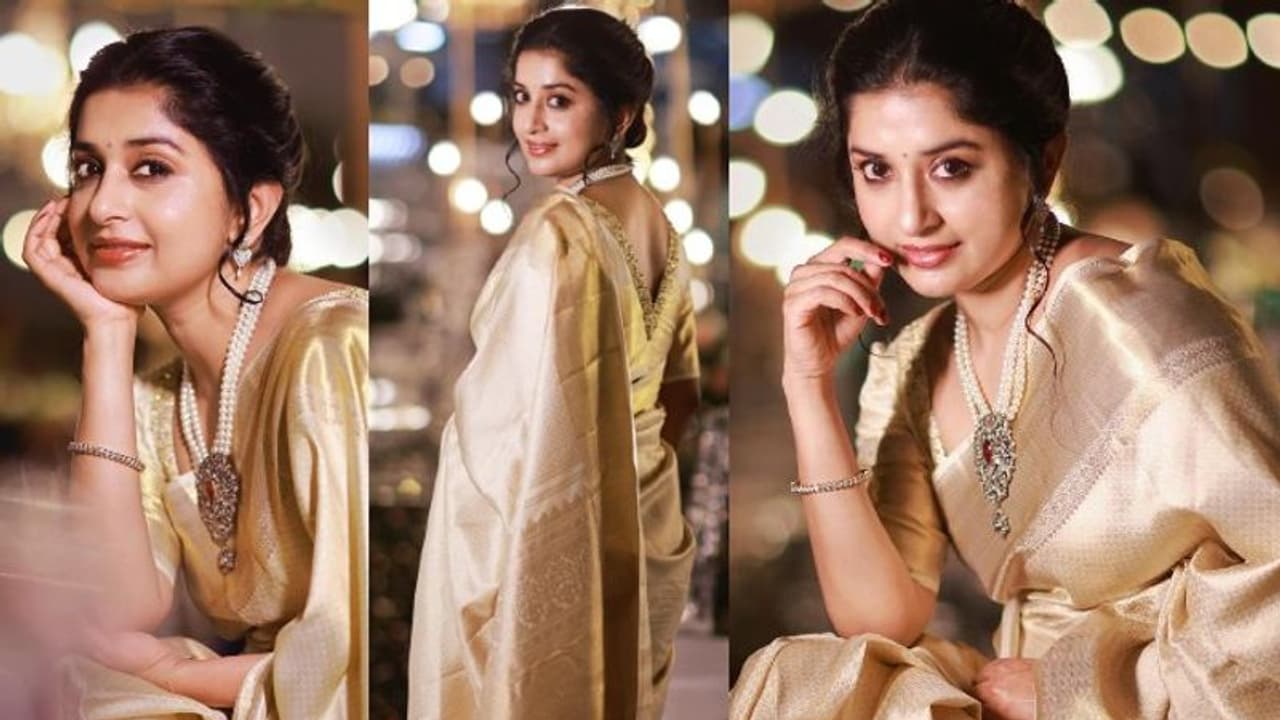 నిండైన చీరలో అన్ని యాంగిల్స్ లో అందాలు..చందమామ కూడా చిన్నబోయే గ్లామర్ ...