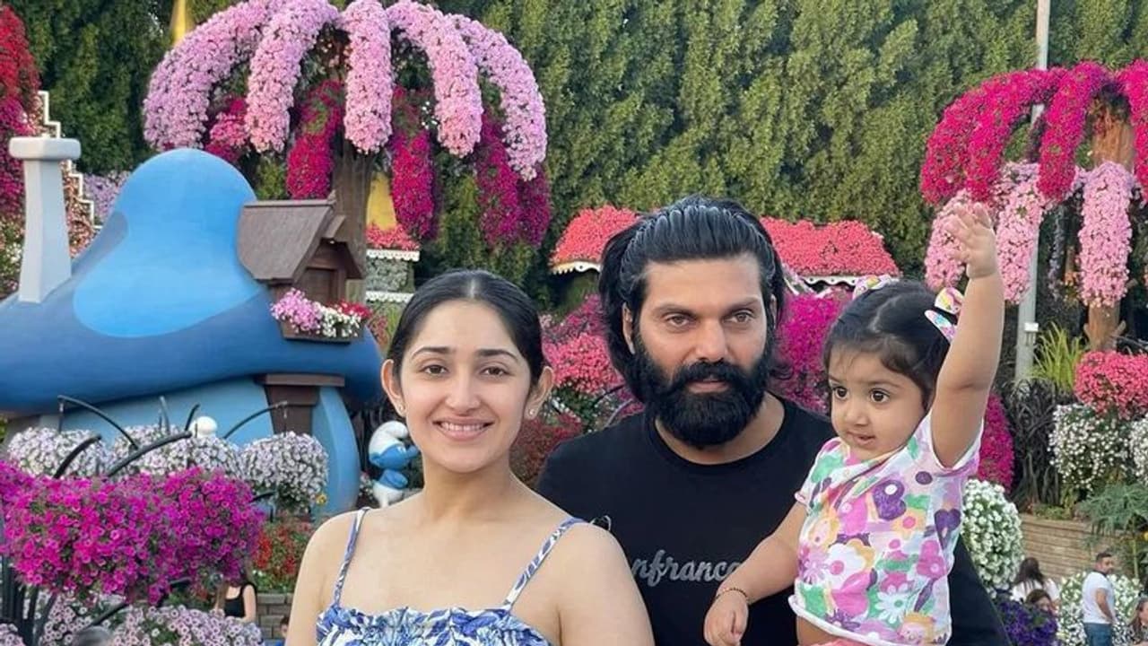 Arya Daughter Ariyana செம்ம கியூட்.. மனைவி சாயிஷா மற்றும் மகளுடன் ...