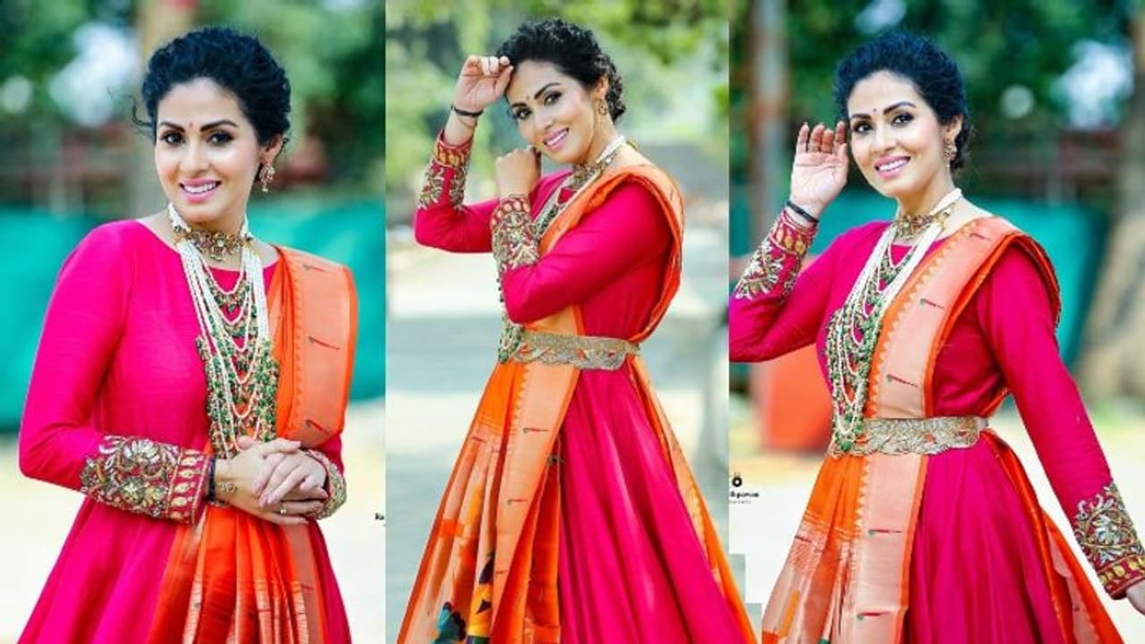 పింక్‌ డ్రెస్‌లో సీనియర్‌ హీరోయిన్‌ కిల్లింగ్‌ పోజులు.. చిలిపిగా ...