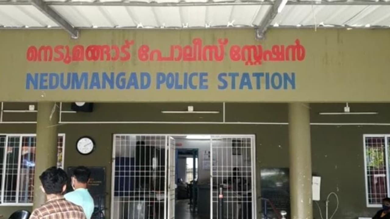 'ഉടുമുണ്ട് അഴിച്ച് ബാത്ത്റൂമിലെ ജനലില്‍ തൂങ്ങി'; നെടുമങ്ങാട് പൊലീസ് ...