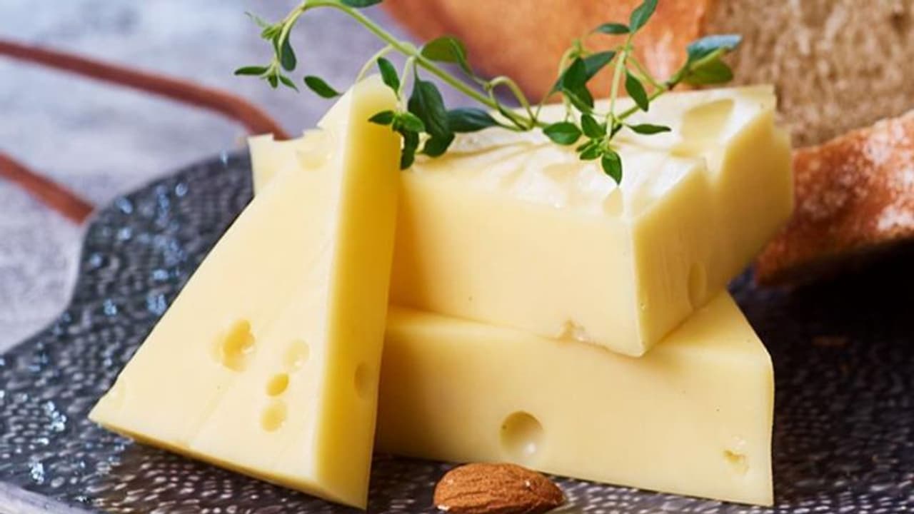 ಚೀಸ್ ತಿಂದು ಮಲಗೋ ಕೆಲಸಕ್ಕೆ ಸಿಗ್ತಿದೆ 81 ಸಾವಿರ ರೂ ವೇತನ! | Eat Cheese And ...