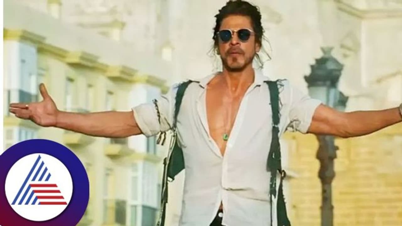 SRK gives sweetest surprise by greeting his fans outside Mannat ...
