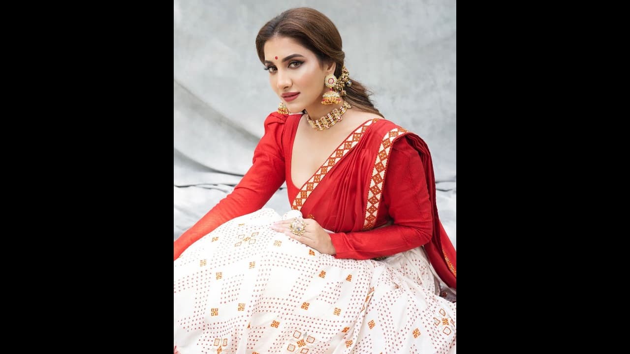 Rukmini: ফের নতুন লুকে দর্শকদের মন কাড়লেন রুকমিনি, লাল-সাদা শাড়িতে ...