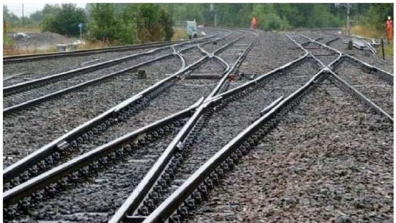 dead body left on railway track: ആത്മഹത്യയെന്ന് തോന്നിപ്പിക്കാന് ...