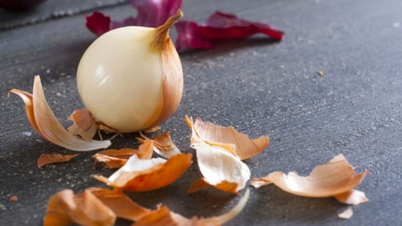 Onion Peel Uses for Kitchen Cleaning and Utensil Care ಕಸವೆಂದು ಎಸೆಯುವ ...
