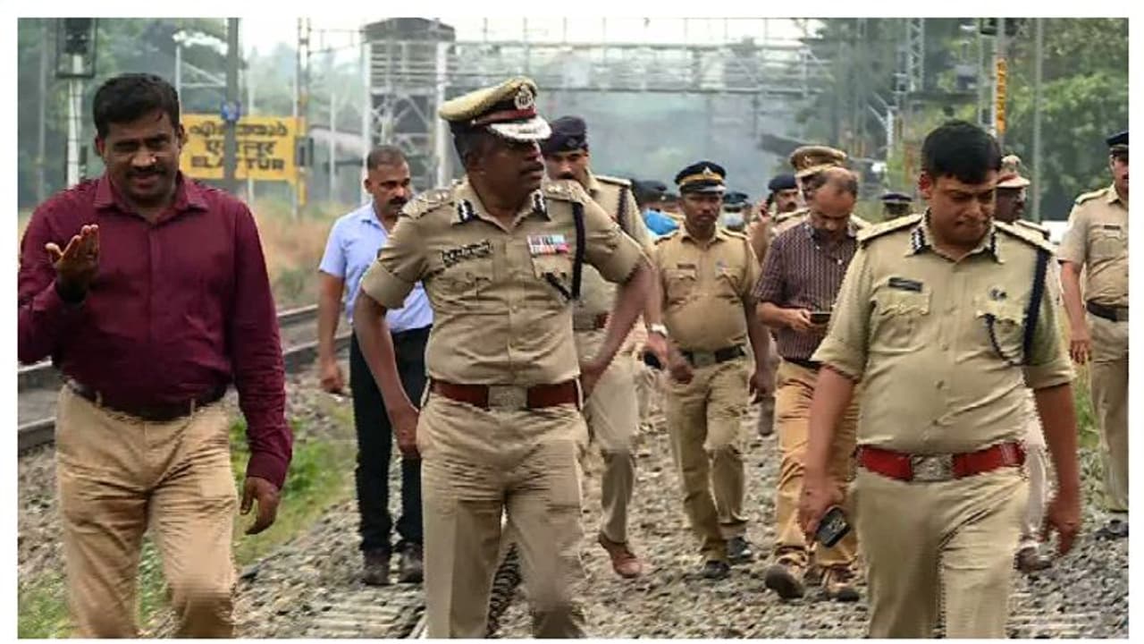ട്രെയിൻ തീവെപ്പ് കേസ്; എലത്തൂർ റെയിൽവെ ട്രാക്കും പരിസരവും എഡിജിപി ...