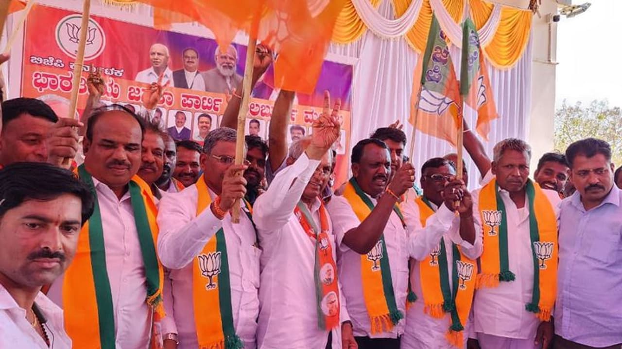 ಸಚಿವ ಹಾಲಪ್ಪ ಆಚಾರ್‌ ಸಮ್ಮುಖದಲ್ಲಿ 600ಕ್ಕೂ ಹೆಚ್ಚು ಕಾಂಗ್ರೆಸಿಗರು ಬಿಜೆಪಿಗೆ ...