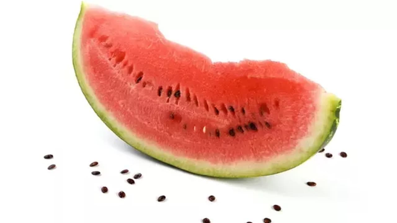 Kitchen tips: चुटकियों में निकल जाएंगे तरबूज के सारे बीज, बस अपनाएं ये ...