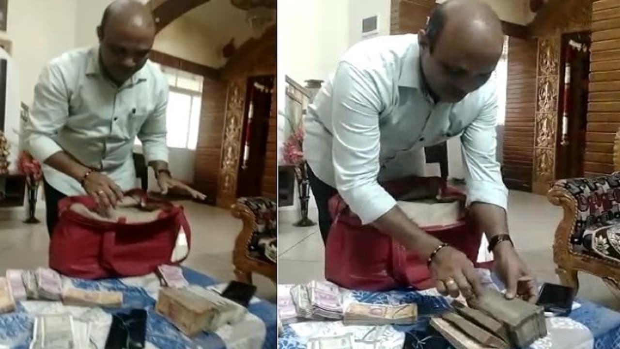 Karnataka Election 2023: कपड़े की तरह बैग में नोट भर रहा था BJP ...