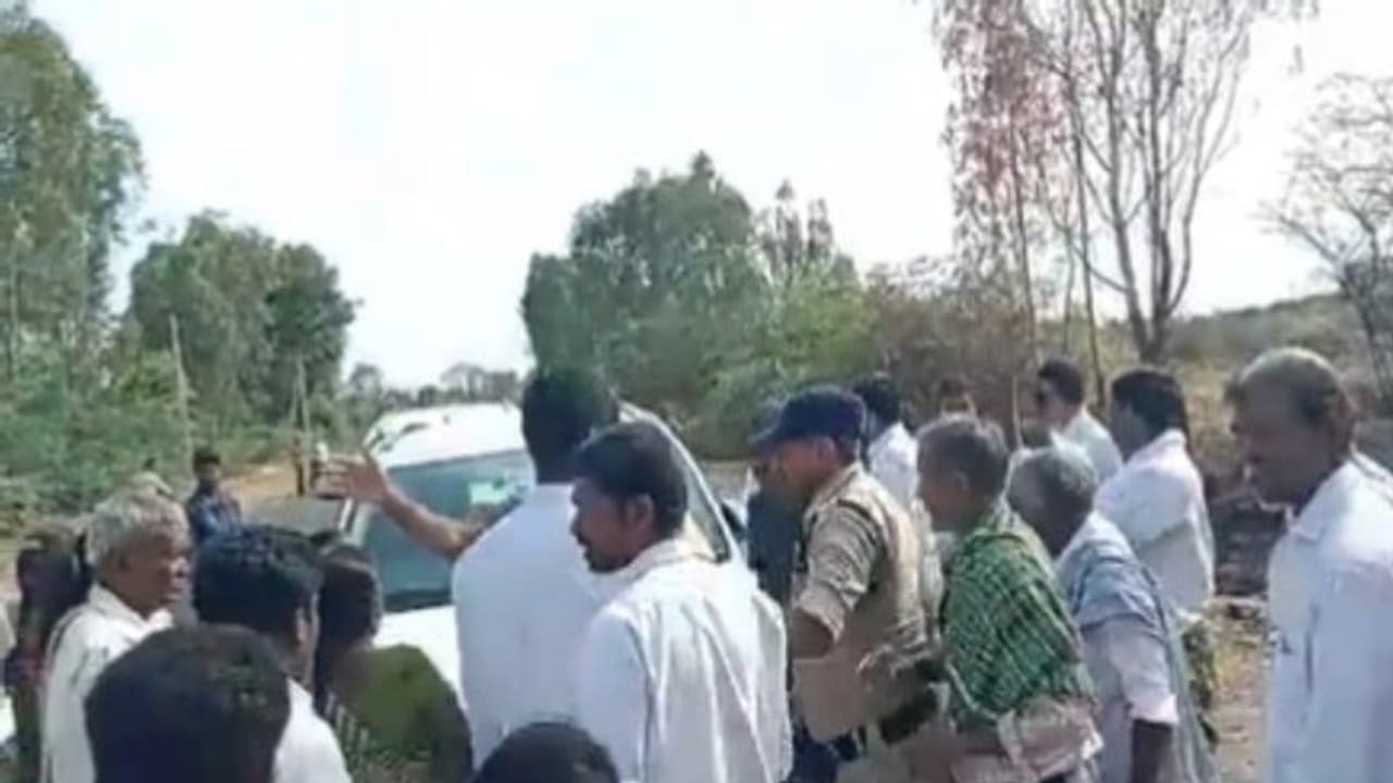 ఎమ్మెల్యే శంకరనారాయణకు తప్పిన పెను ప్రమాదం.. వాహనంపై డిటోనేటర్ విసిరిన ...