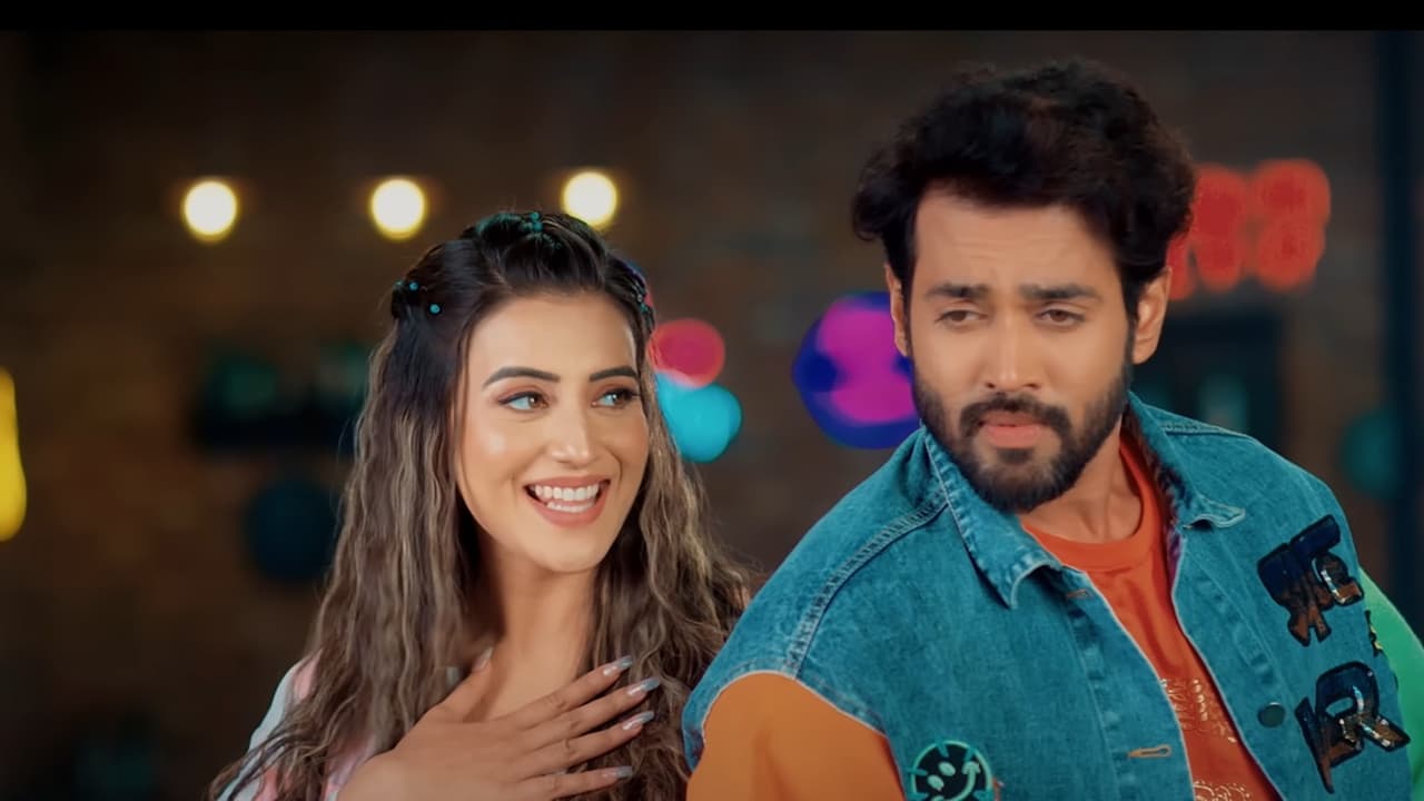 अक्षरा सिंह ने सुपरहिट गाने एक चुम्मा को किया रीक्रिएट, अदाओं से ...