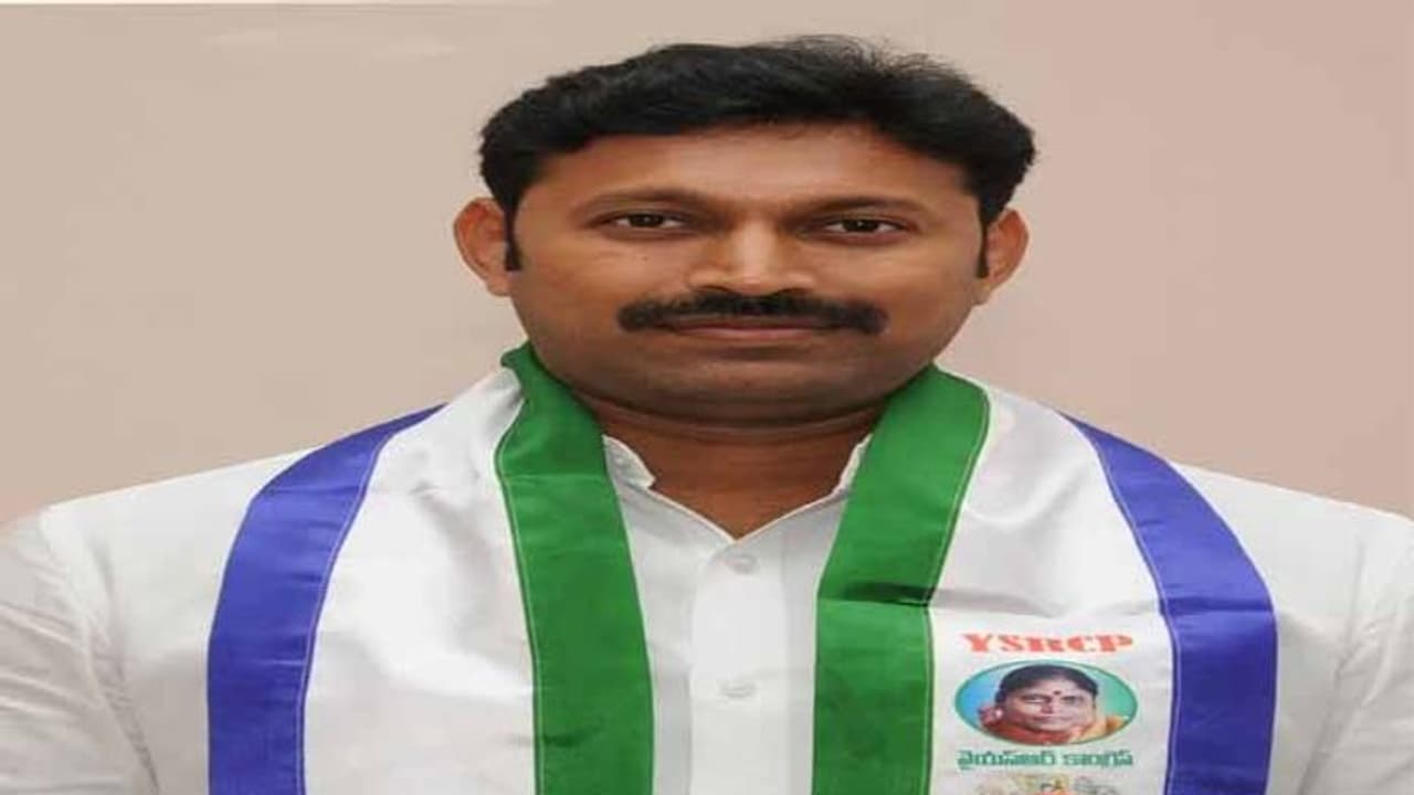 వై ఎస్ అవినాష్ రెడ్డి: బాల్యం, విద్య, వ్యక్తిగత జీవితం, రాజకీయ ...