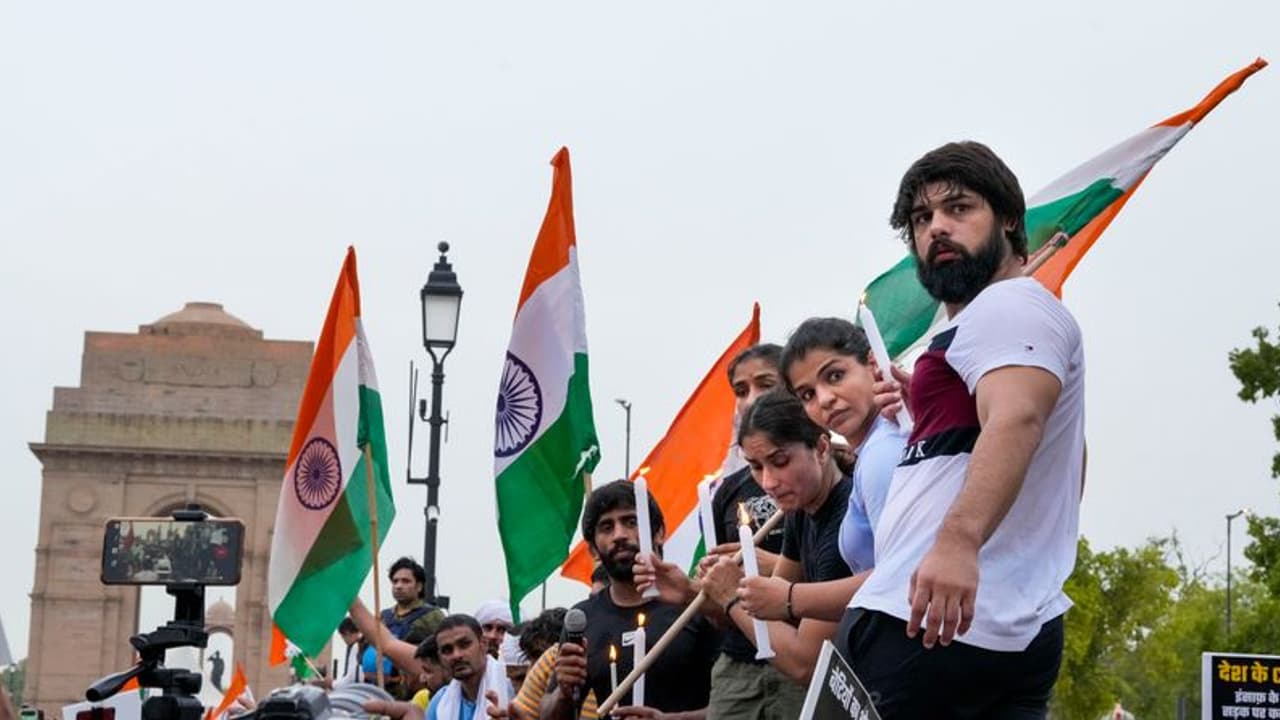 Wrestlers vs WFI chief: Thousands march towards India Gate to support ...