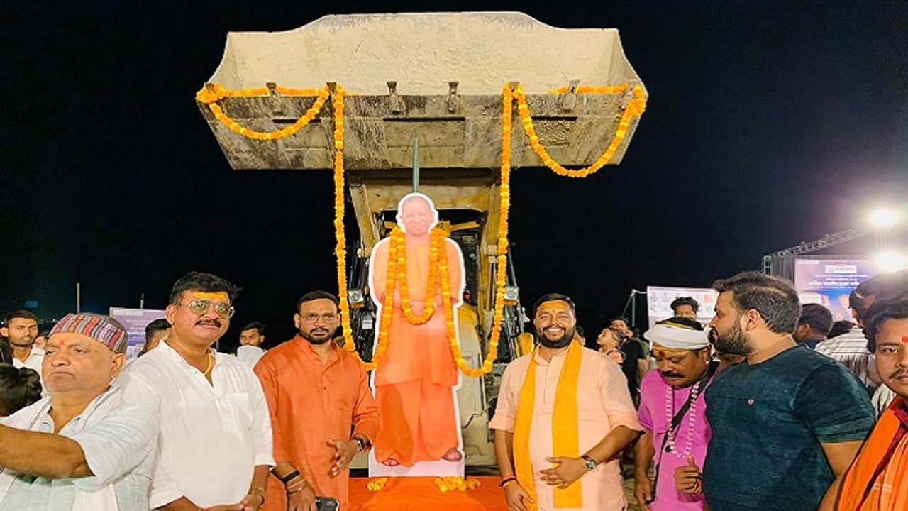 CM Yogi Birthday: वाराणसी में बुलडोजर से माला पहनाकर मनाया सीएम योगी ...