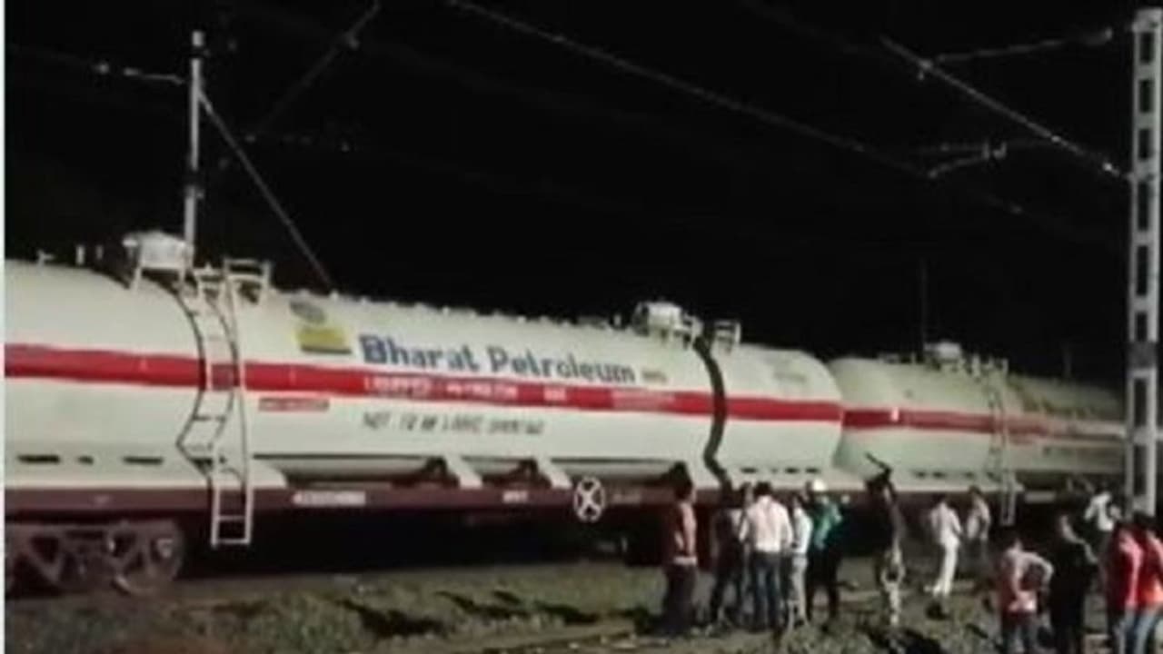 ಮಧ್ಯಪ್ರದೇಶದಲ್ಲಿ ಹಳಿ ತಪ್ಪಿದ ರೈಲು: ತಪ್ಪಿತು ಮತ್ತೊಂದು ದೊಡ್ಡ ಅನಾಹುತ! | Goods ...