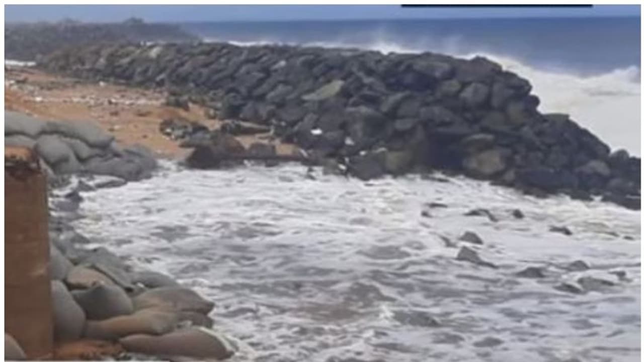 Kerala Sea attack warning may 15 High wave alert details here 'ബീച്ചി ...
