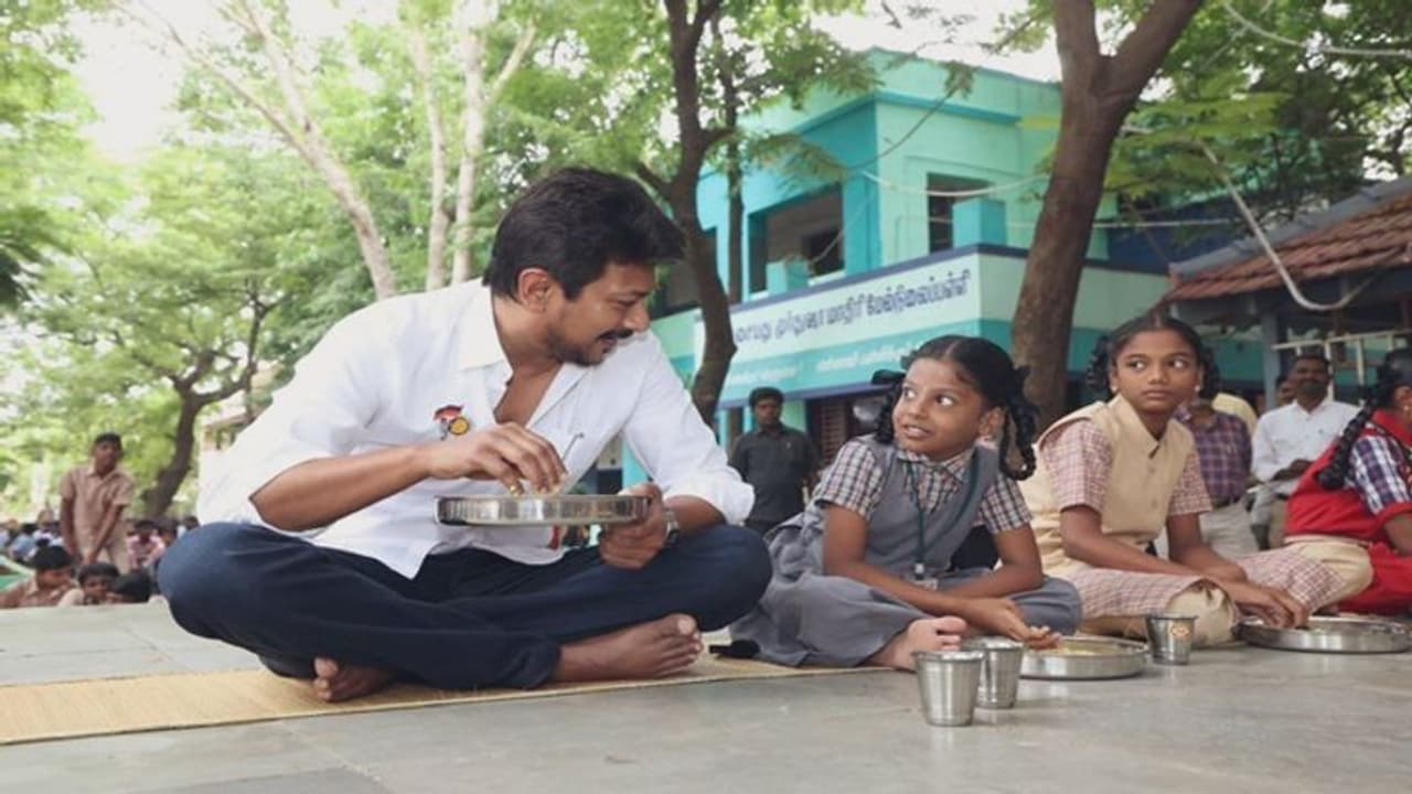 udhayanidhi stalin eat with students மாணவர்களுடன் அமர்ந்து உணவு ...