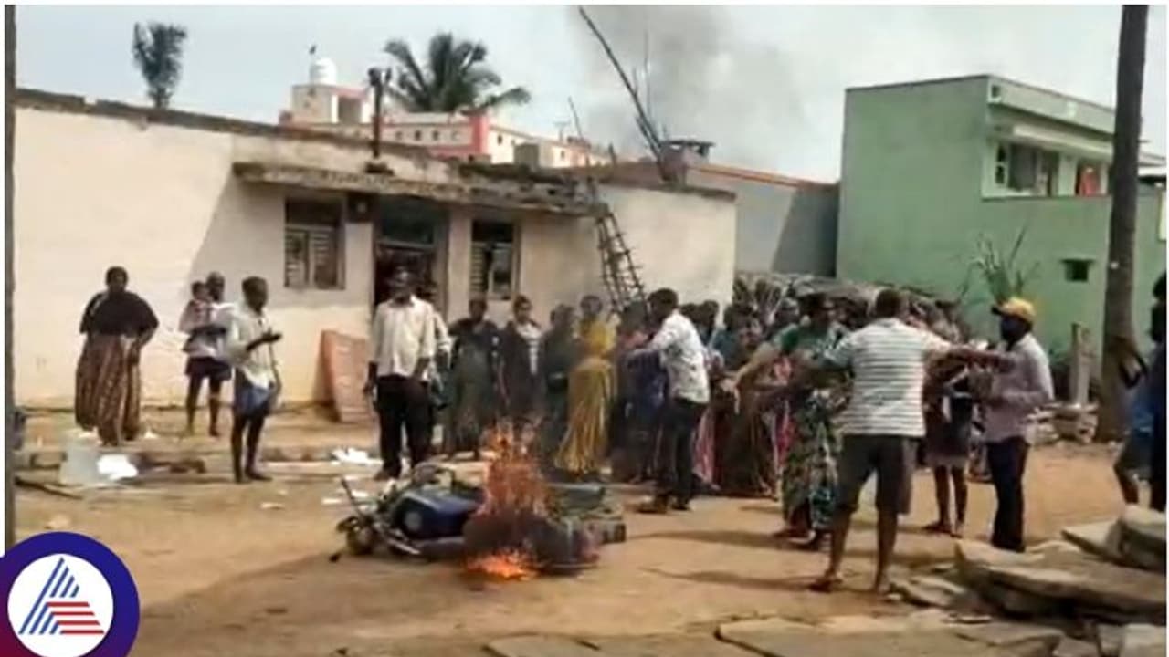 ಸ್ತ್ರೀ ಶಕ್ತಿ ಸಂಘದ ಸಾಲ ವಸೂಲಿಗೆ ಬಂದ ಬ್ಯಾಂಕ್‌ ಸಿಬ್ಬಂದಿ ಬೈಕ್‌ ಸುಟ್ಟುಹಾಕಿದ ...