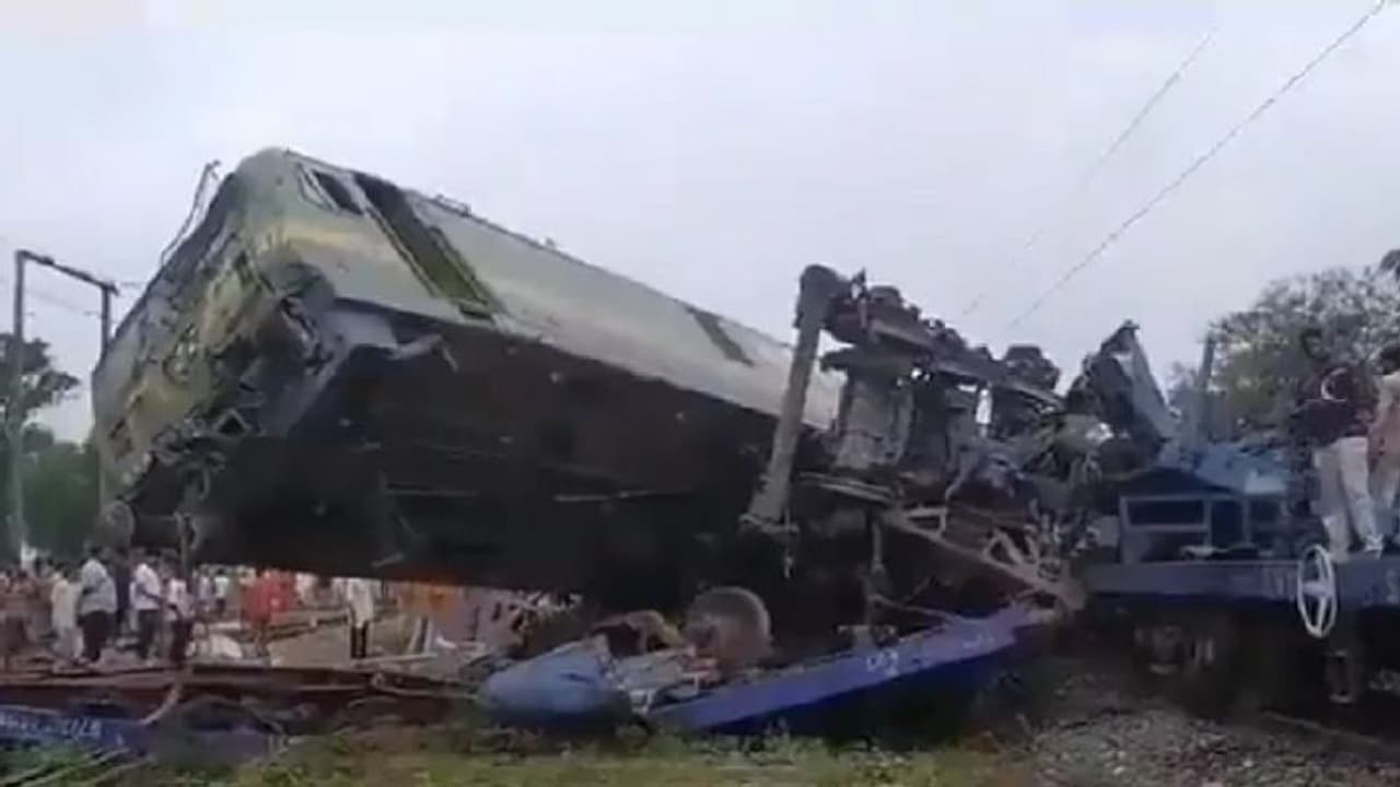 Two goods trains collide in West Bengal's Bankura, 12 bogies derailed ...