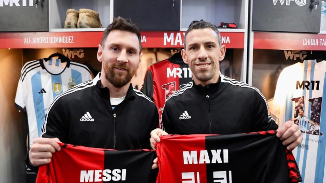 Ahead of Inter Miami debut, fan stuns Lionel Messi with kiss during ...