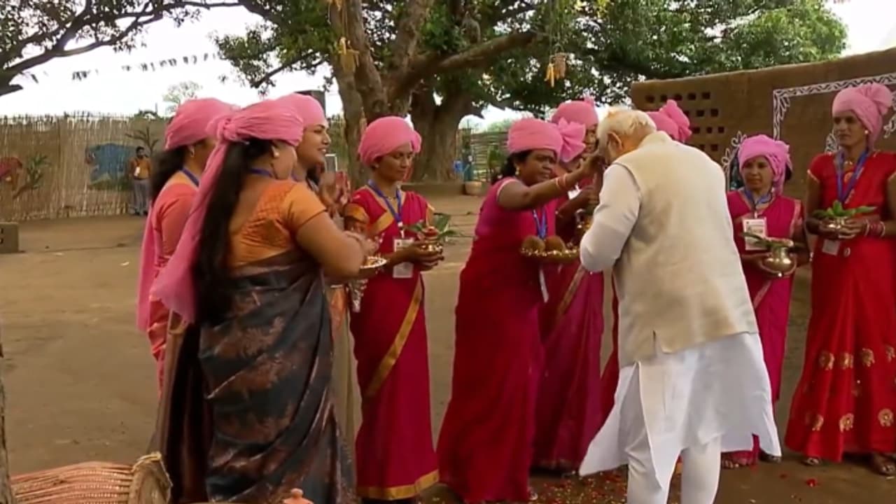 ठेठ देसी अंदाज में आदिवासियों, स्वयं सहायता समूहों की महिलाओं से मिले ...