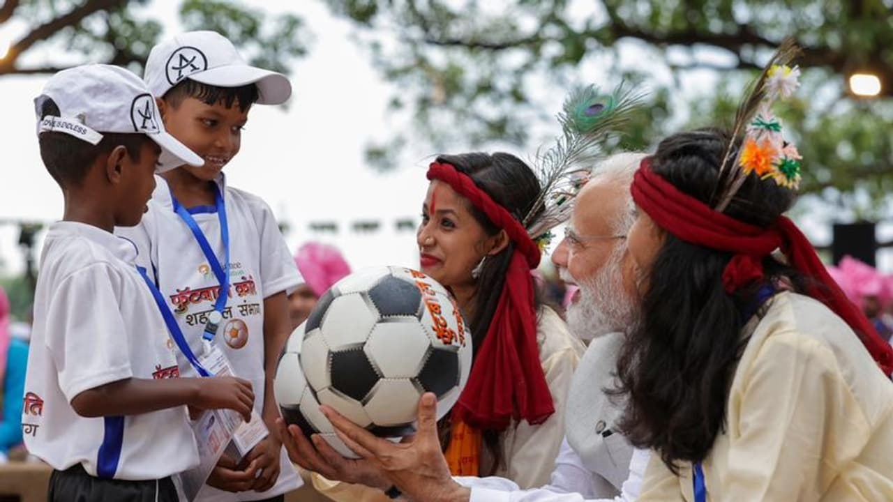 ம.பி. பழங்குடி கிராமத்திற்குச் சென்று மக்களுடன் கலந்துரையாடி மகிழ்ந்த ...