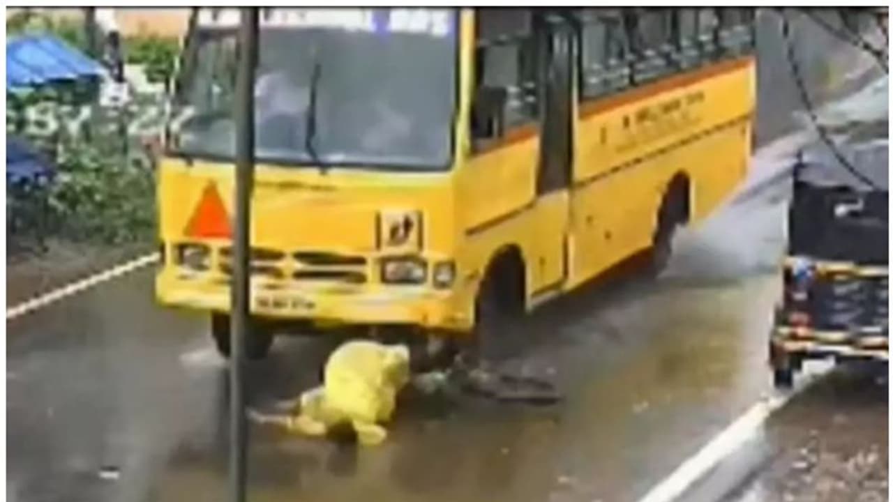 നിയന്ത്രണം വിട്ട സൈക്കിൾ ചീറിപ്പാഞ്ഞ് വരുന്ന ബസിനടിയിലേക്ക് , വിദ്യാ ...