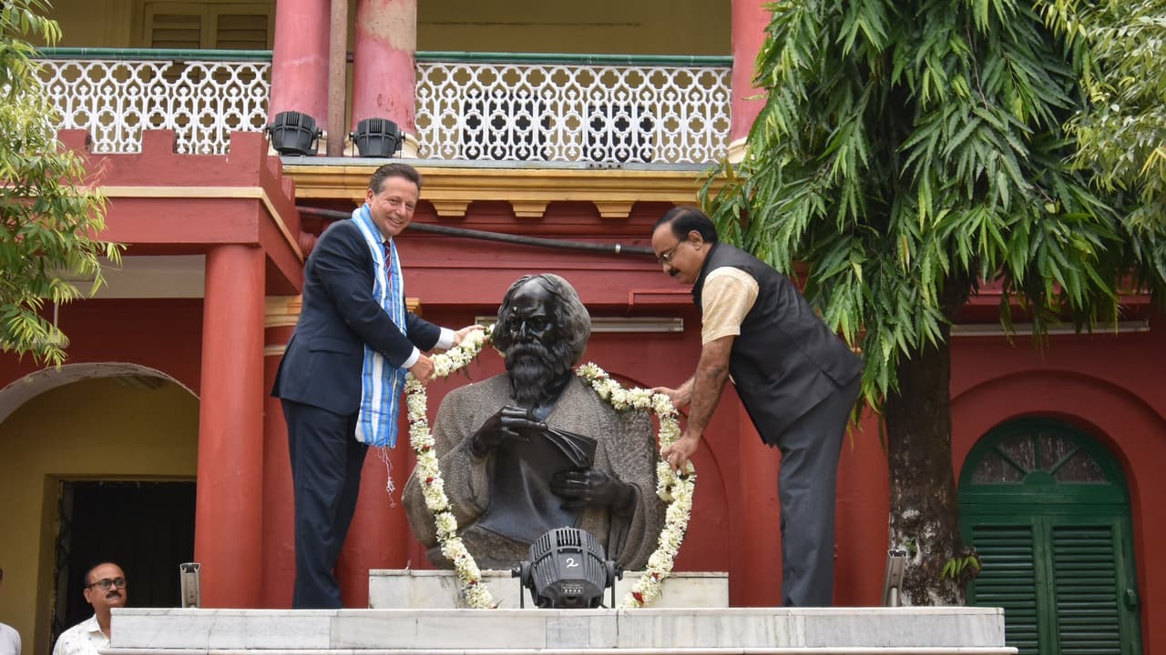 রবীন্দ্রনাথ ঠাকুরের মূর্তিতে মাল্যদান, রাজ্যপাল সিভি আনন্দ বোসের সাথে ...