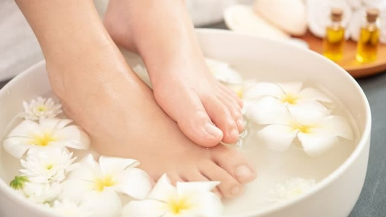 Why soaking your feet in salt water is a game-changer? | Asianet Newsable