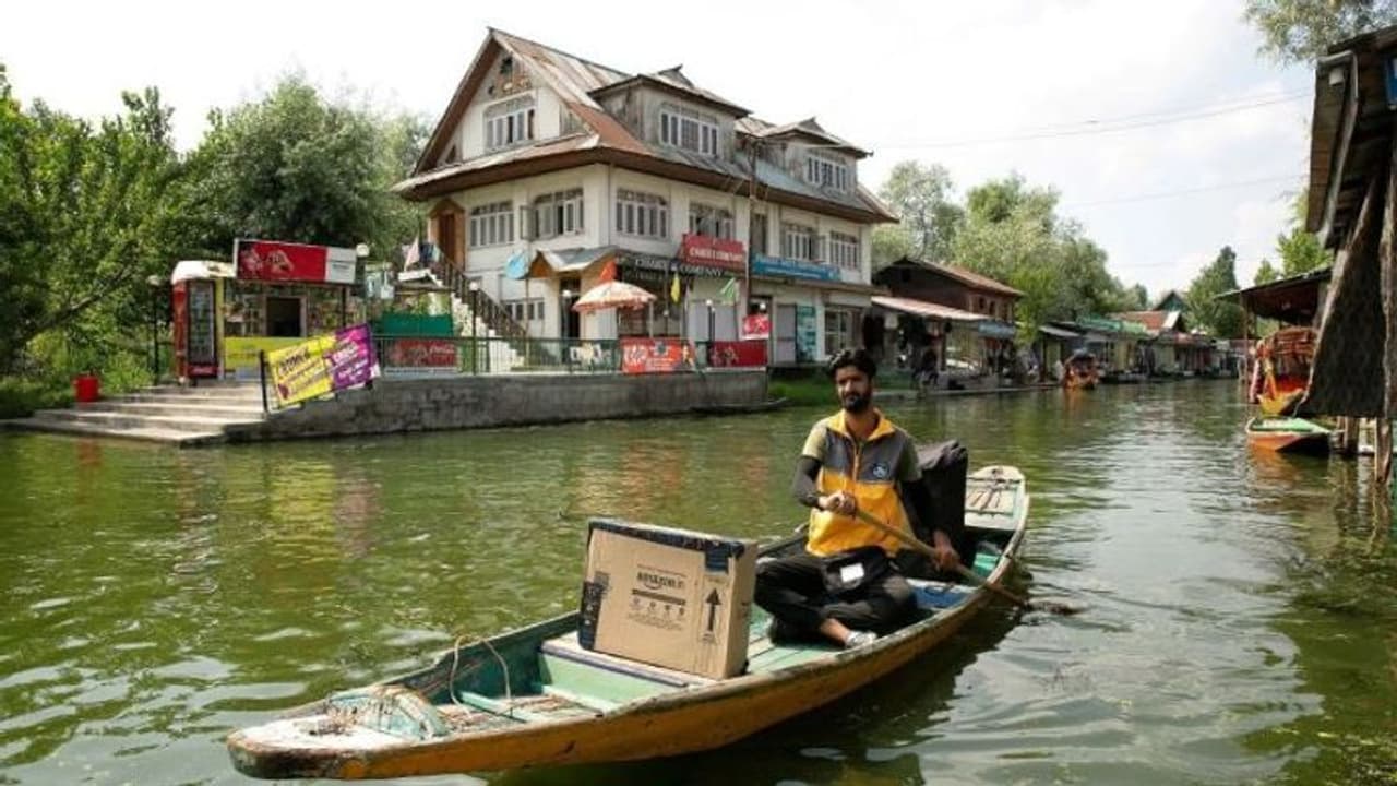 Amazon India opens first floating store in Dal lake houseboat | Asianet ...