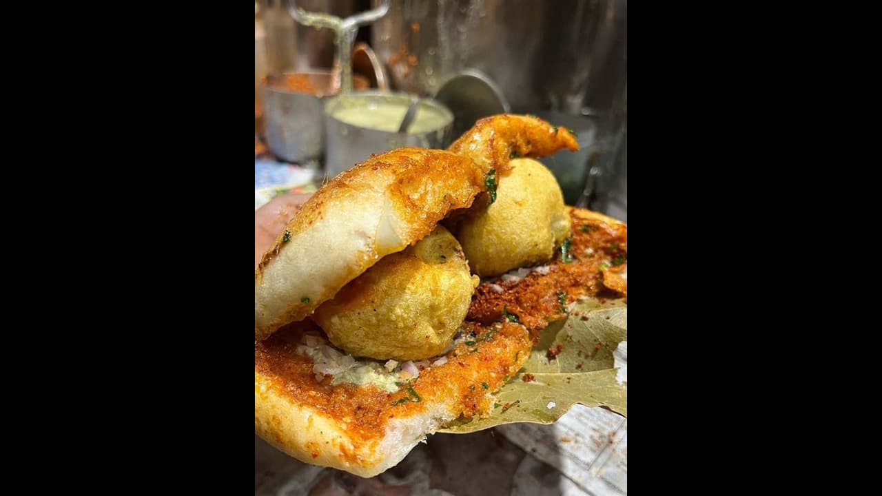 Viral Video: Vada pav seller claims to earn Rs 2.8 lakh a month ...