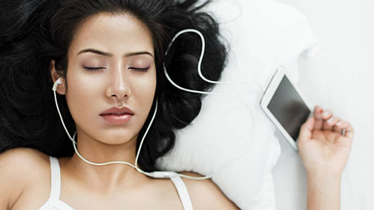 Earphone Usage Is It Risky for Your Ear Health ನೀವು ಇಯರ್‌ ಫೋನ್/ಇಯರ್ ...