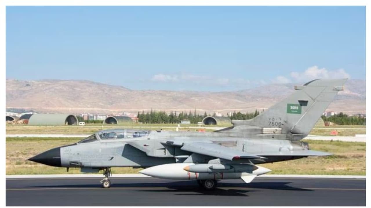 Saudi fighter jet crashed: പരിശീലനത്തിനിടെ സൗദി യുദ്ധവിമാനം തകർന്നുവീണു ...