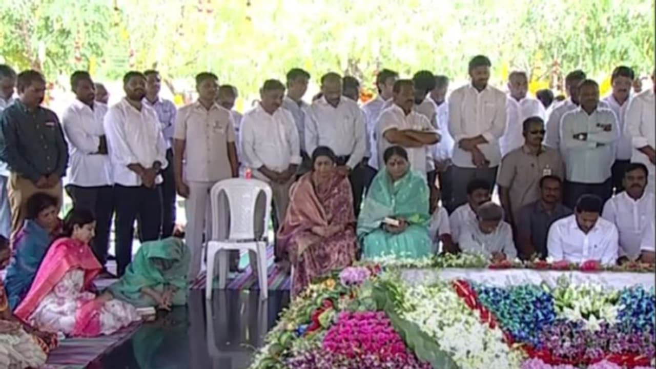 వైఎస్సార్ వర్దంతి.. వైఎస్సార్ ఘాట్ వద్ద జగన్, కుటుంబ సభ్యుల నివాళులు ...