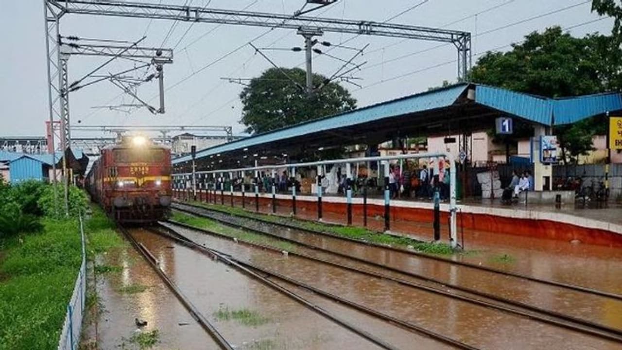 Train Routes Divert list : ரயில் பயணிகள் கவனத்திற்கு.. மழை காரணமாக ...
