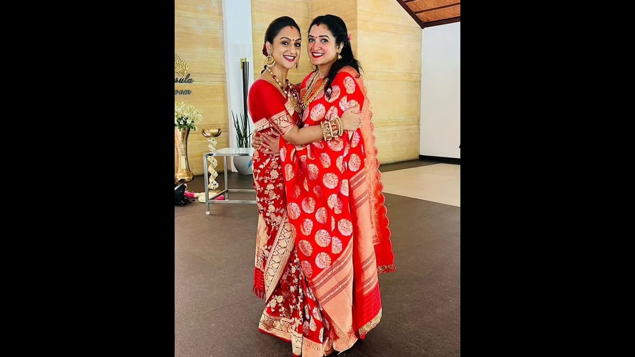 Anitha Vijayakumar Latest Pics : 50 வயசுலயும் தேவதை மாறி இருக்காங்களே ...