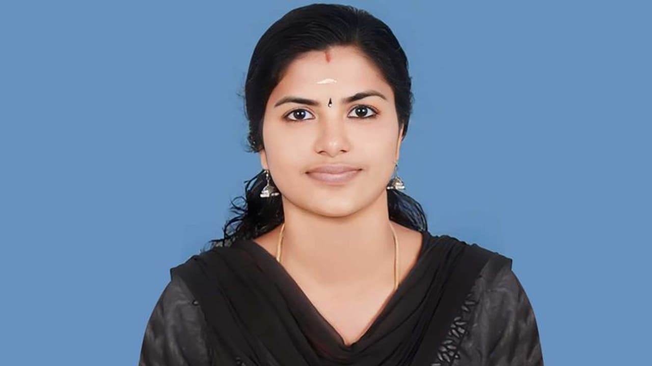 ഭർതൃവീട്ടിൽ നിന്നും സ്വന്തം വീട്ടിലെത്തി, പിന്നാലെ അധ്യാപിക വീടിനുള്ളി ...