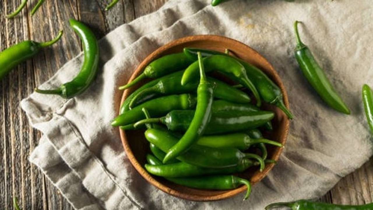 Health Bounty: 5 phenomenal benefits of consuming Green Chillies in ...