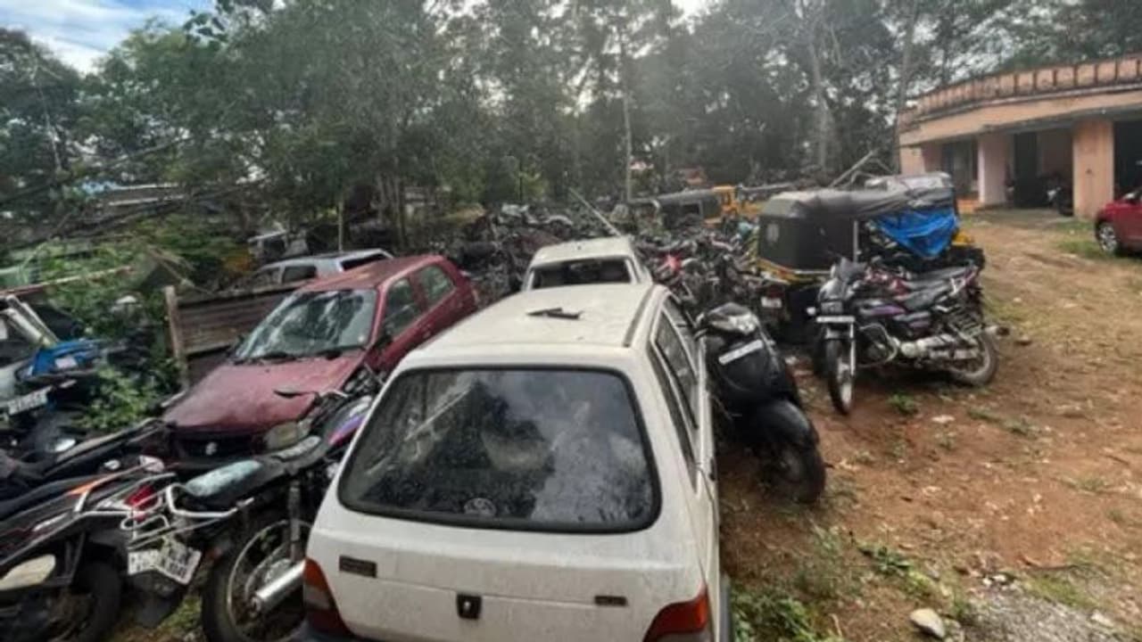 hundreds of seized vehicles at kattakkada dysp office തുരുമ്പെടുത്ത് ...